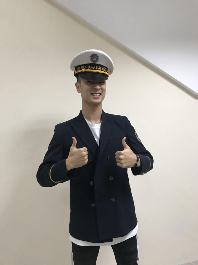 Slim V hóa thân thành chàng ma cà rồng quyến rũ