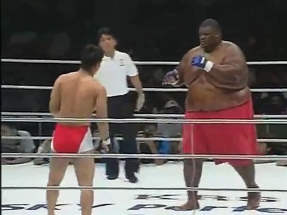 Top 5 trận võ sĩ nhỏ con hạ gục đối thủ "siêu to khổng lồ" chấn động sới võ