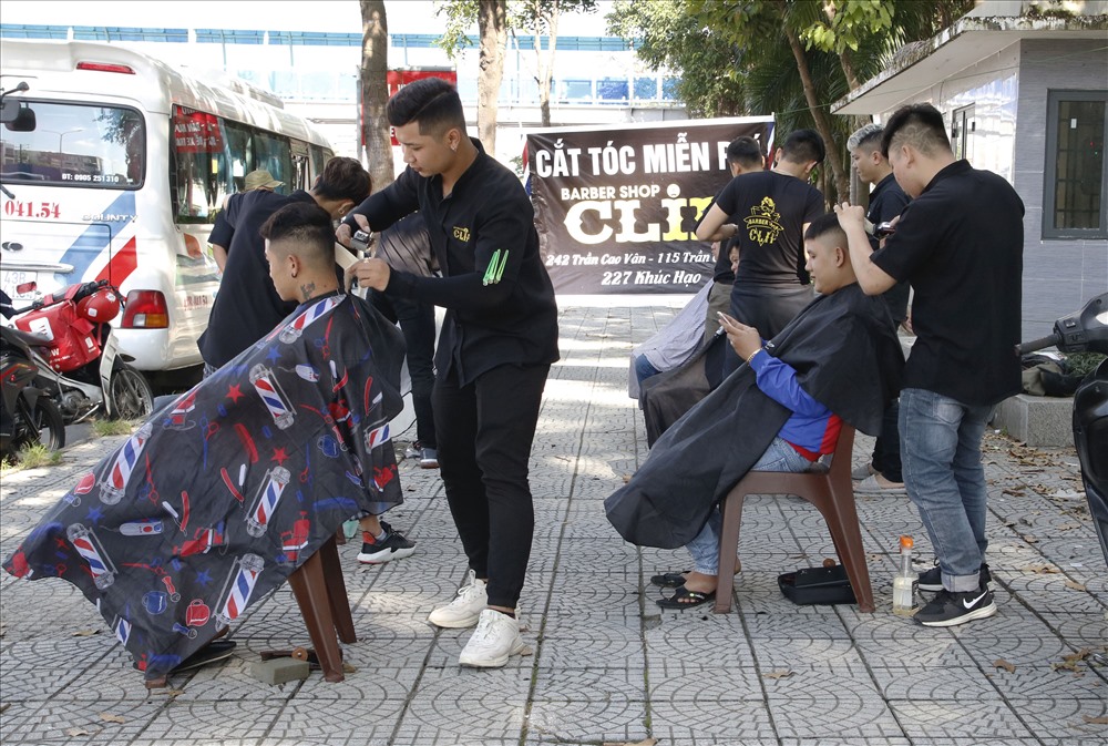 Cắt tóc miễn phí trên vỉa hè Đà Nẵng