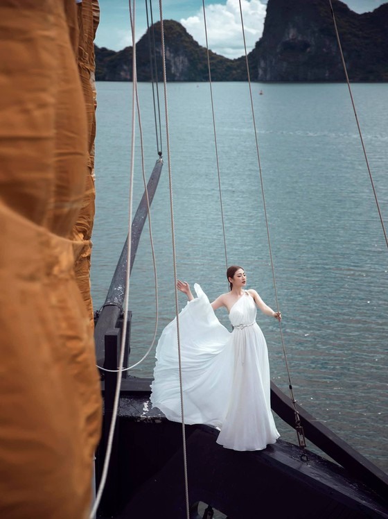 Á hậu Tú Anh thả dáng thướt tha giữa biển trời Hạ Long