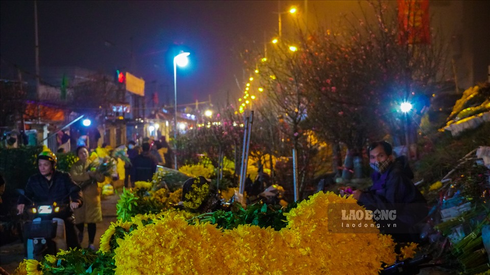 Chợ hoa “siêu to” ở Hà Nội nhộn nhịp ngày giáp Tết