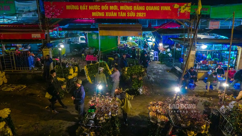 Chợ hoa “siêu to” ở Hà Nội nhộn nhịp ngày giáp Tết