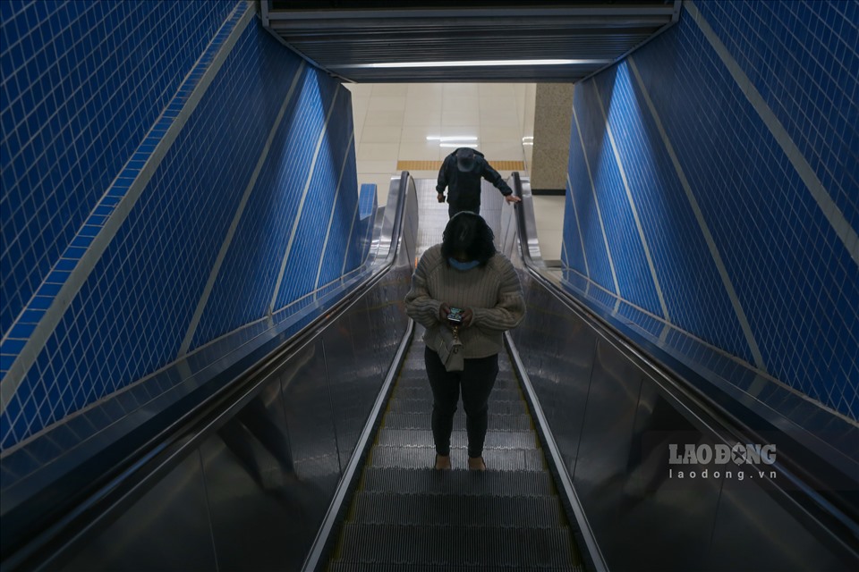 Trên chuyến tàu Cát Linh - Hà Đông giờ cao điểm