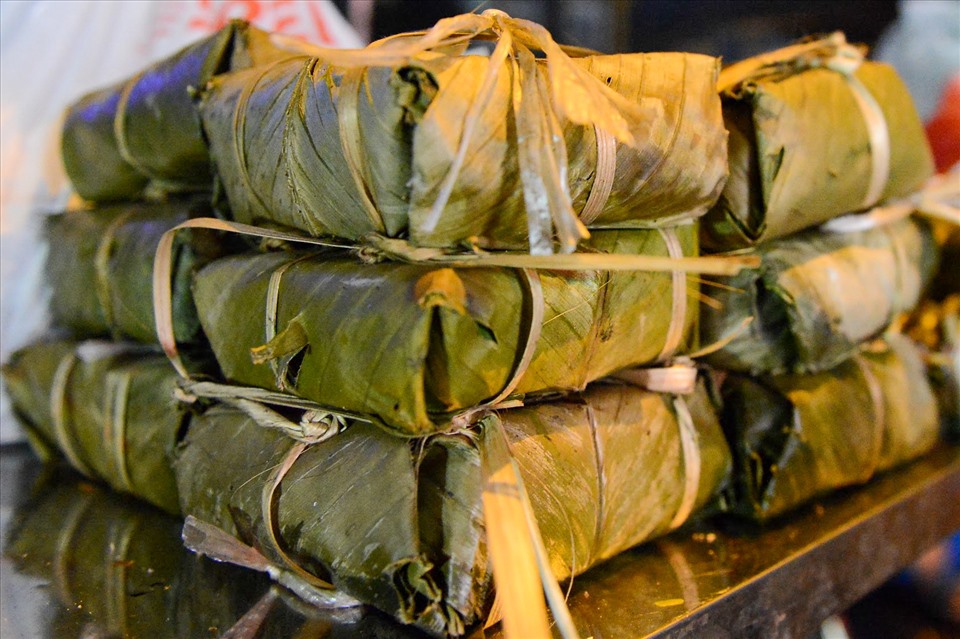 Hà Nội: Xuyên đêm chực chờ bánh chưng bên vỉa hè