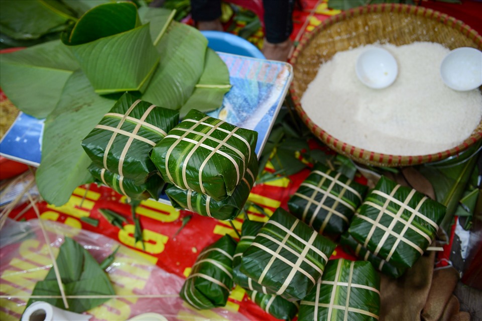 Hà Nội: Xuyên đêm chực chờ bánh chưng bên vỉa hè