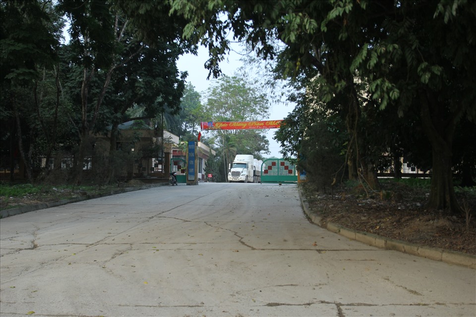 Yên Bái: Đường oằn mình "gánh" xe, người oằn mình "gánh"... bụi