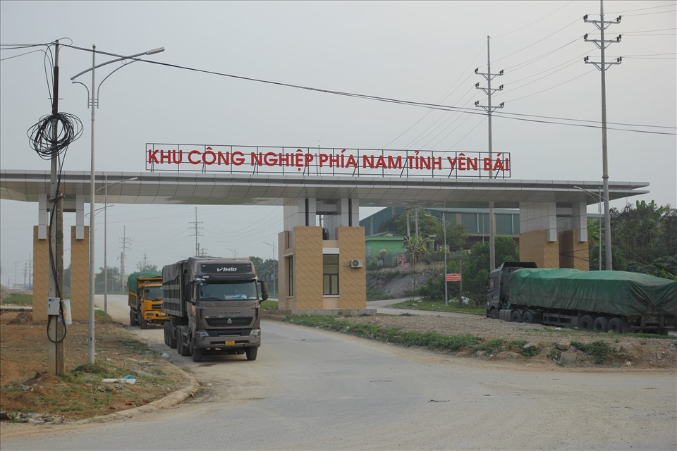 Yên Bái: Đường oằn mình "gánh" xe, người oằn mình "gánh"... bụi