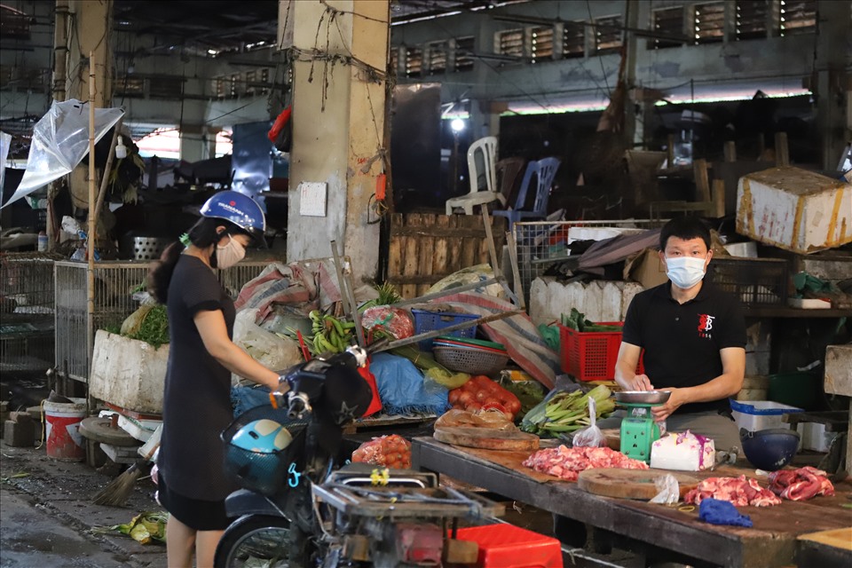 Chợ Hà Đông vắng vẻ trong ngày đầu gỡ bỏ phong tỏa, hoạt động trở lại