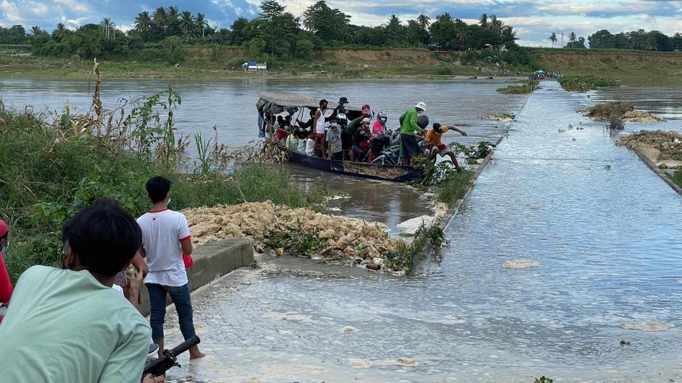 Tin bão mới nhất: Bão Chanthu đổ bộ Philippines, thẳng tiến Trung Quốc