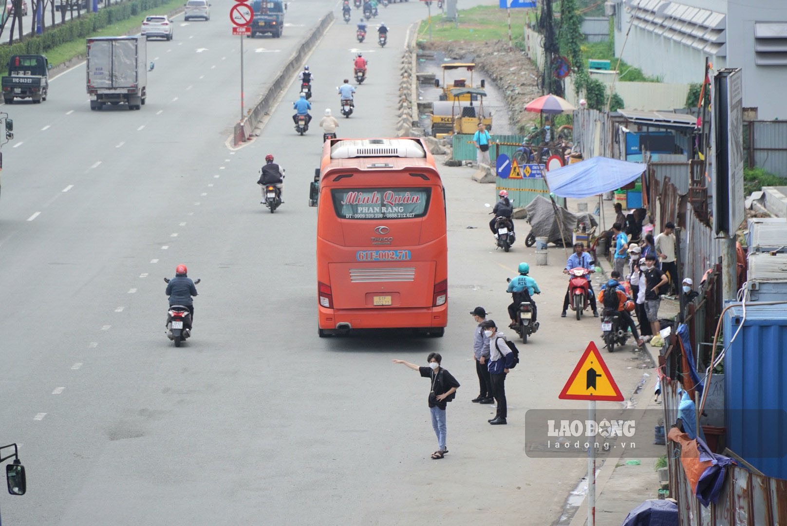 Xe dù bến cóc bủa vây cả bến cũ lẫn mới, chủ xe lo lắng ế khách ở bến mới