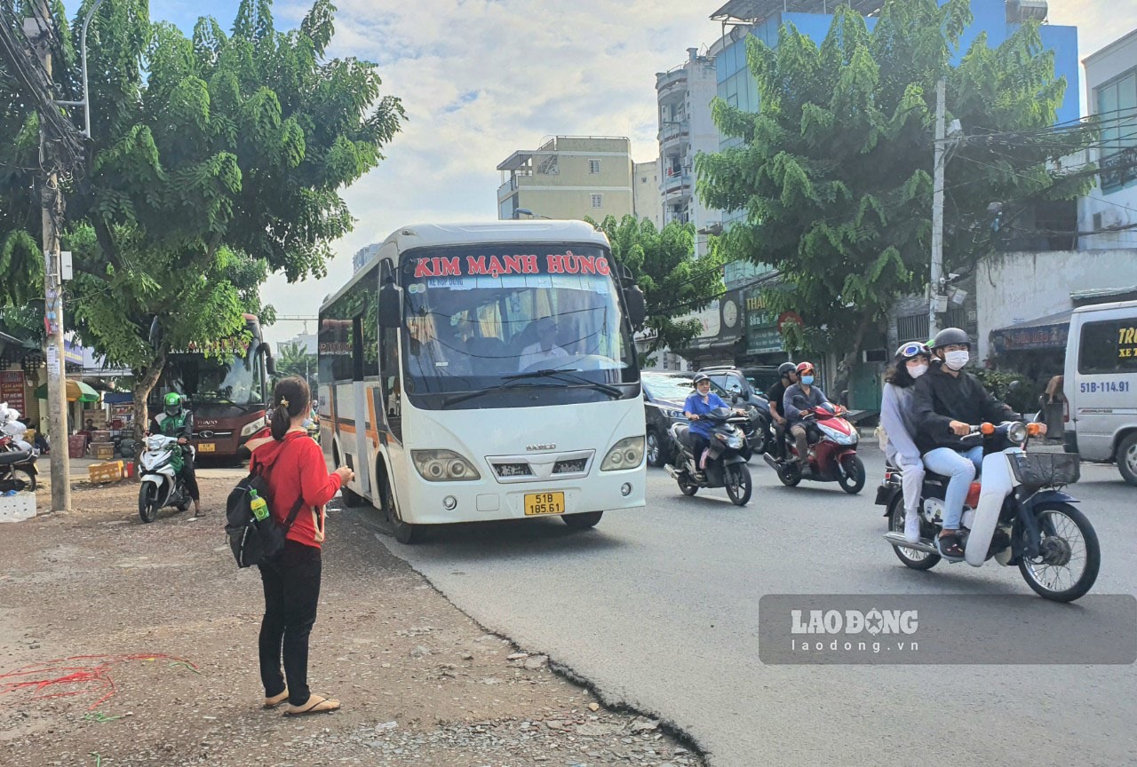 Xe dù bến cóc bủa vây cả bến cũ lẫn mới, chủ xe lo lắng ế khách ở bến mới