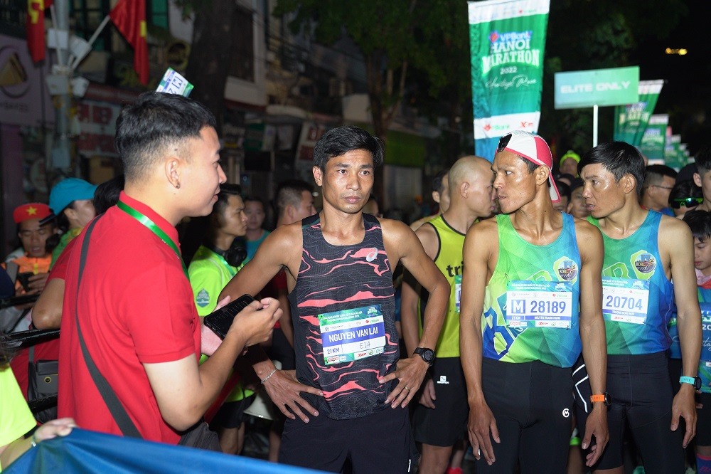 Nguyễn Thị Oanh về nhất giải VPBank HaNoi Marathon 2022