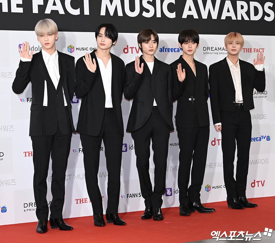 Phong cách nổi bật của NewJeans trên thảm đỏ The Fact Music Awards 2022