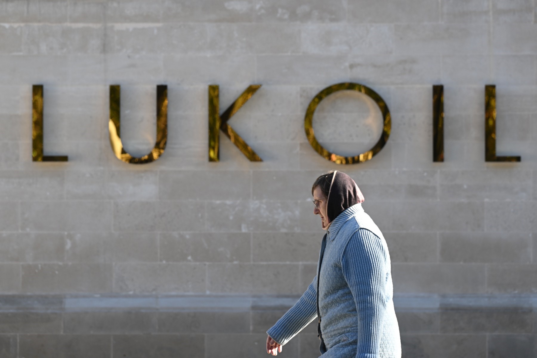 Italia tìm giải pháp cứu nhà máy lọc dầu của tập đoàn năng lượng Nga ...