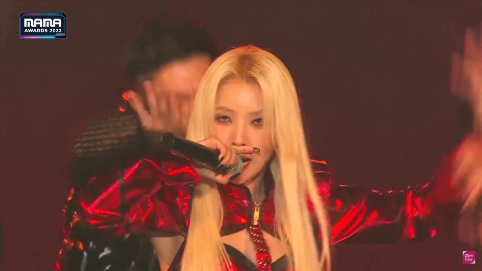 Sự khác biệt khi G-Dragon và Soyeon (G)I-DLE cùng đá xoáy MAMA