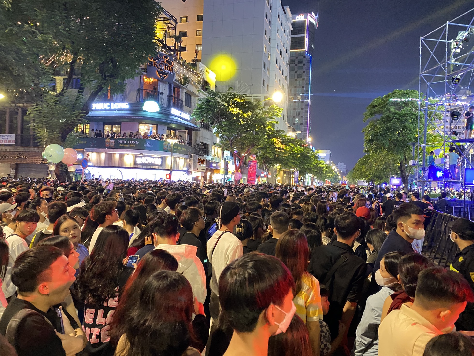 Phố đi bộ Nguyễn Huệ chật cứng người đổ về chào đón năm mới 2023