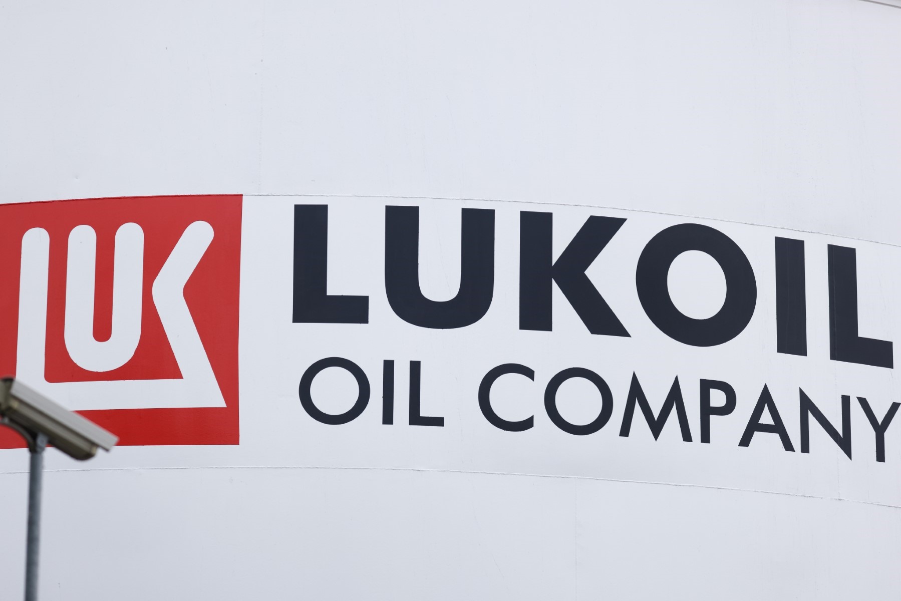 Hãng dầu mỏ lớn thứ 2 ở Nga tìm ra lối thoát mới cho nhà máy ở Italia