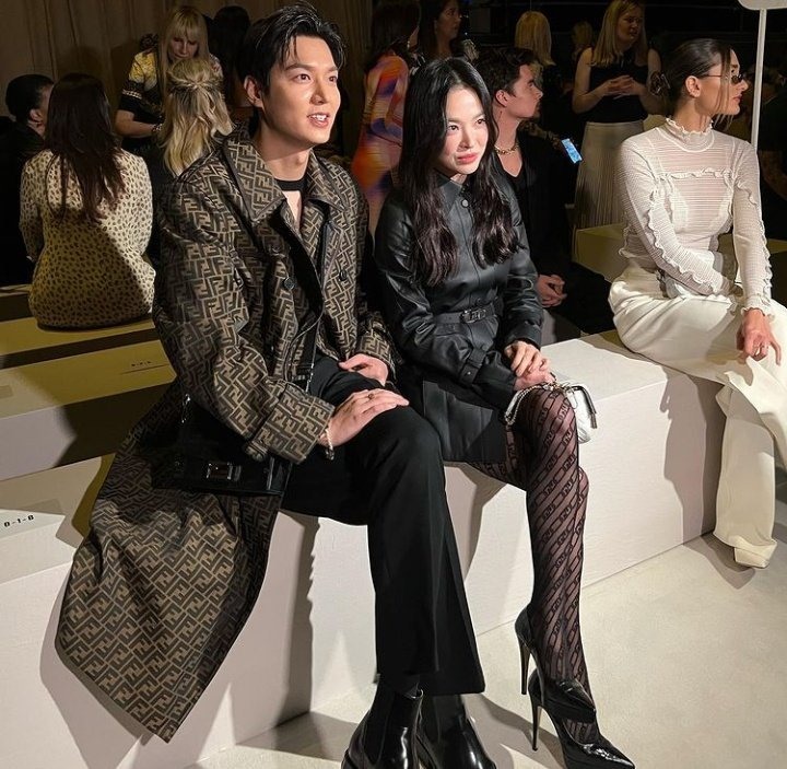 Bức ảnh Lee Min Ho ngồi cạnh Song Hye Kyo gây bão