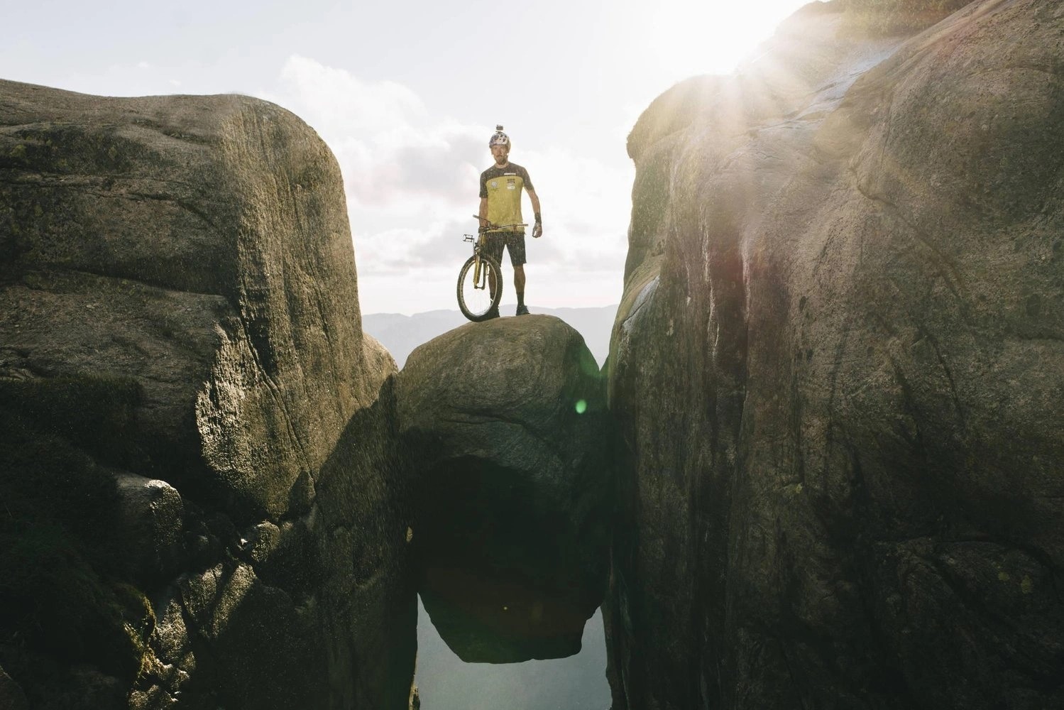 Check-in trên hòn đá khổng lồ nguy hiểm nhất thế giới