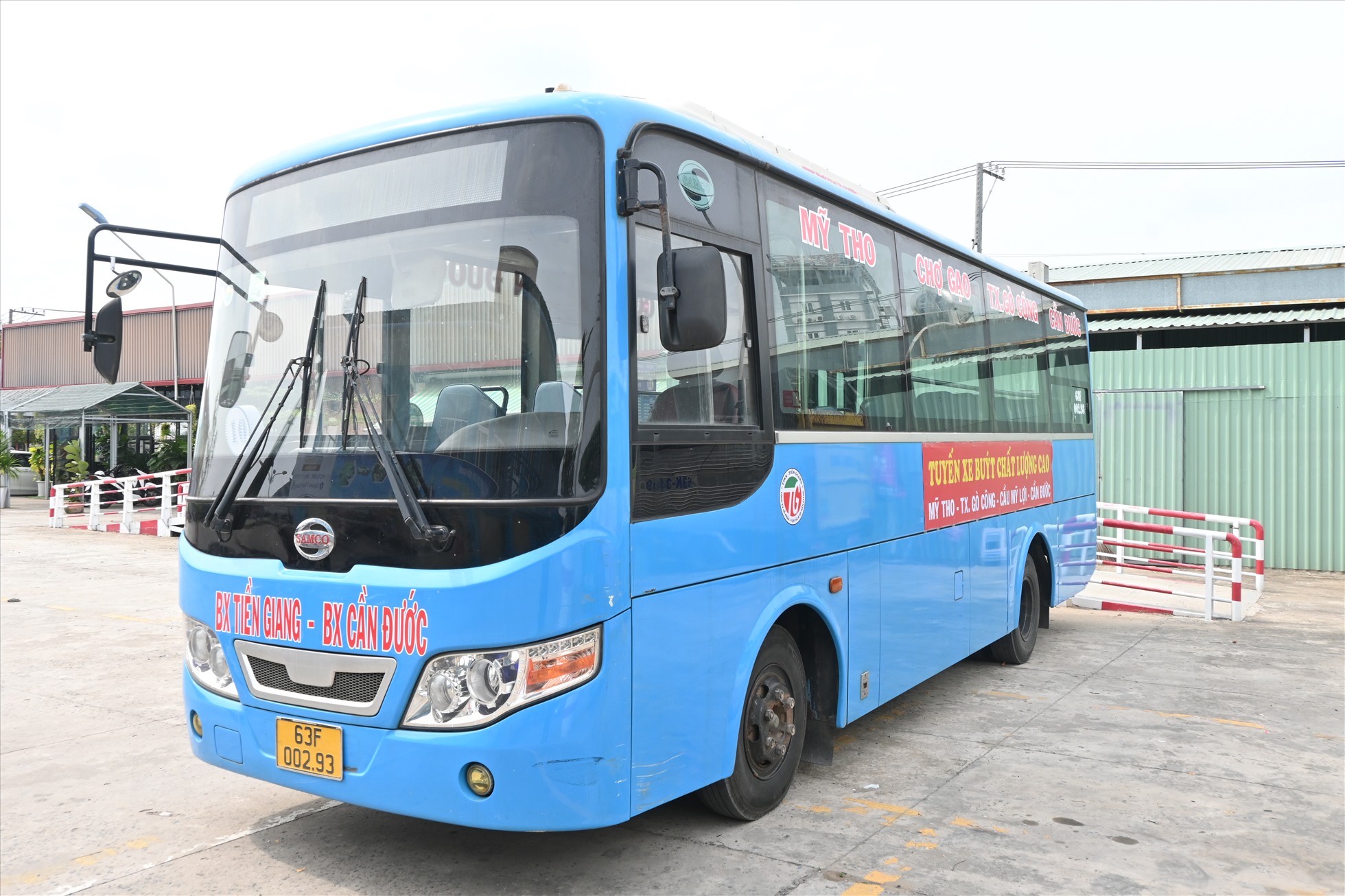Hành khách hào hứng trải nghiệm xe buýt hiện đại nối Tiền Giang - Long An