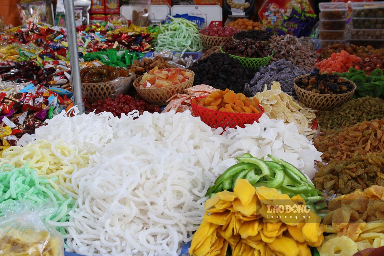 Người dân mua bán tấp nập trên phố bánh kẹo trung tâm Hà Nội