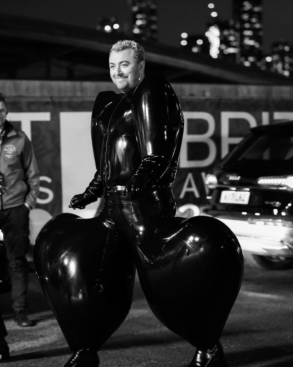 Phản ứng trái chiều khi Sam Smith mặc trang phục cao su bơm hơi lên thảm đỏ