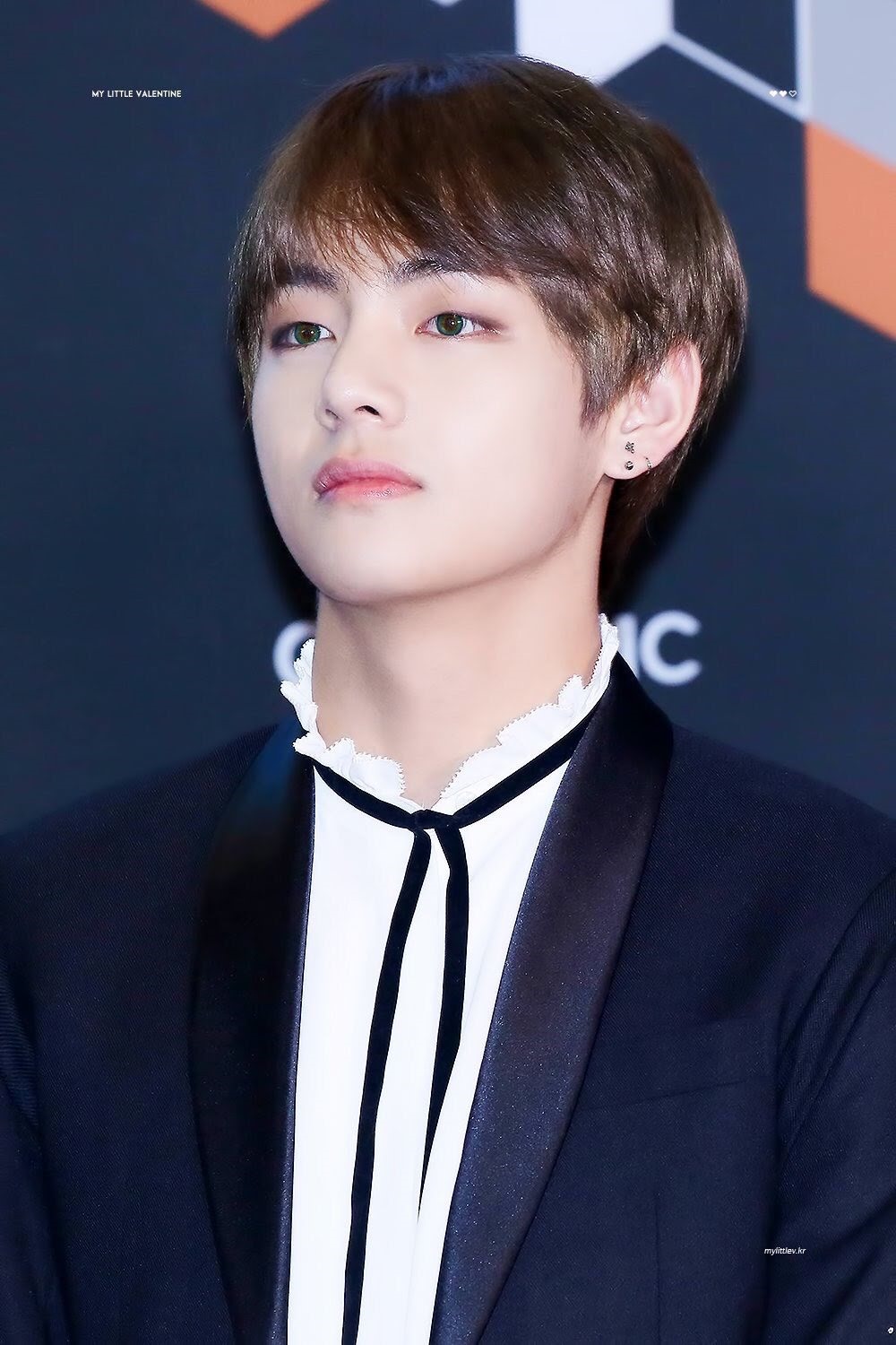 V (BTS) và loạt sao K-pop sở hữu gương mặt tỉ lệ vàng