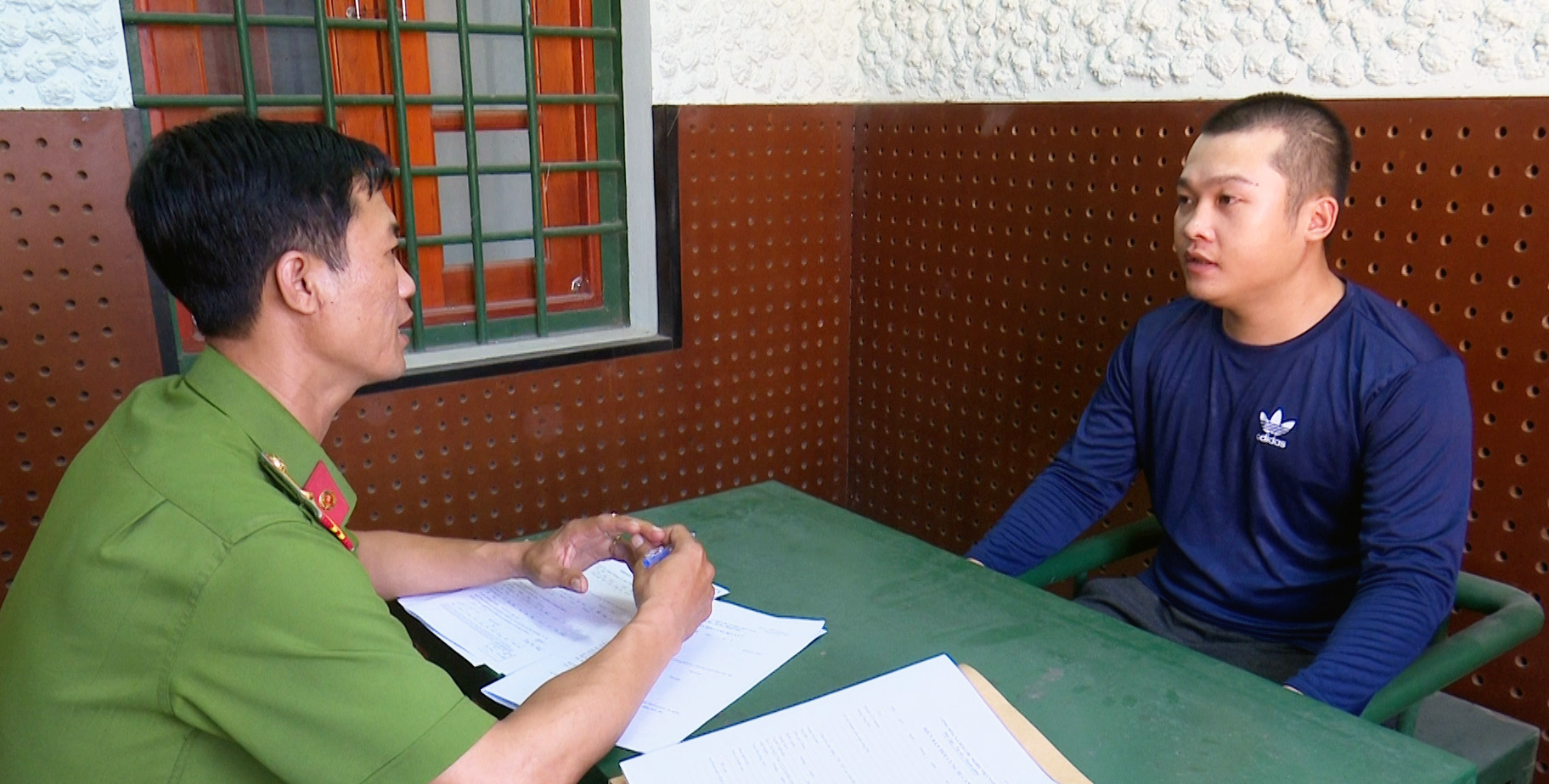 Bắt giam đối tượng sử dụng tin nhắn giả lừa đảo chiếm đoạt tài sản