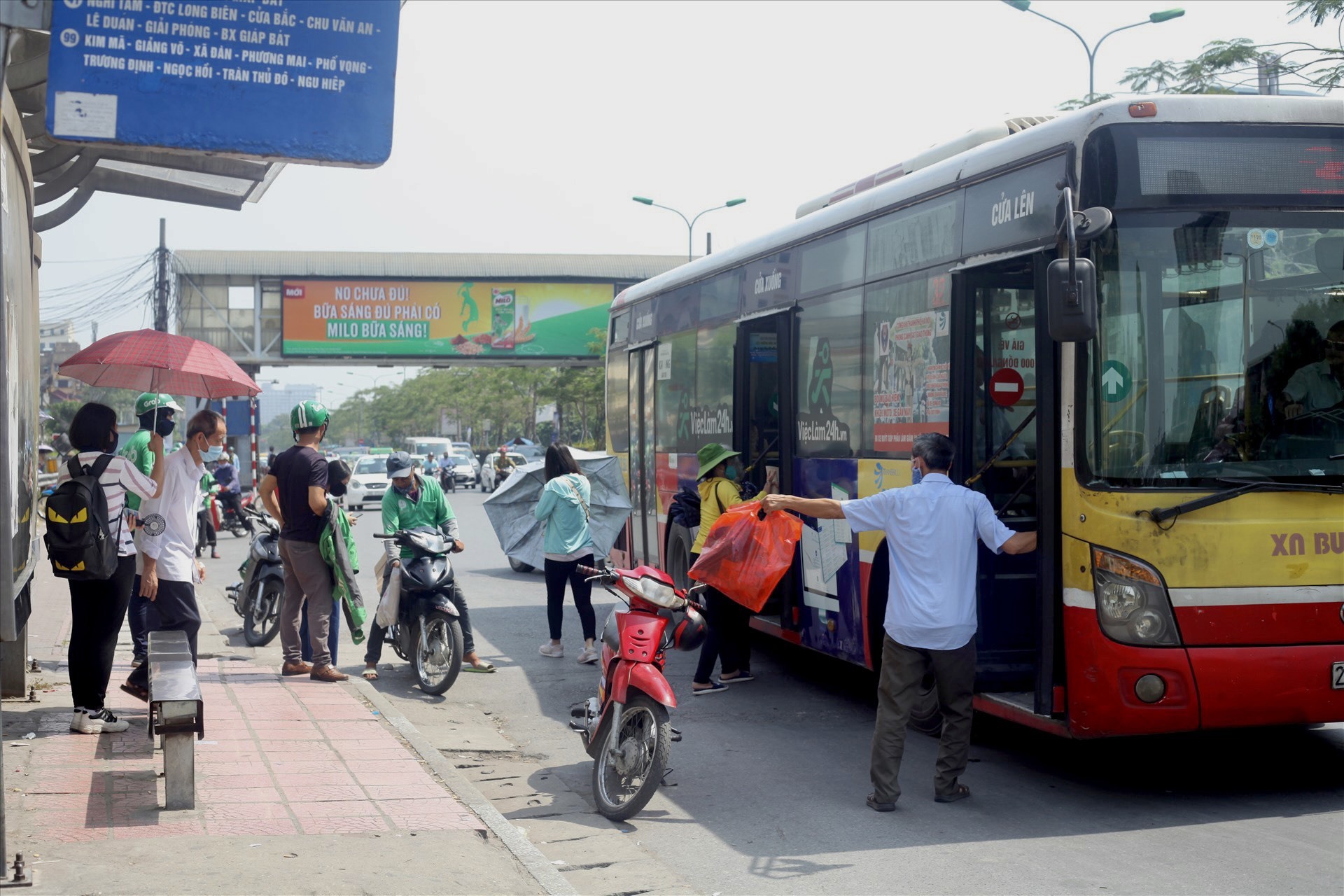 Hà Nội: Loạt điểm chờ xe buýt bị lấn chiếm, ôtô, xe ôm bủa vây