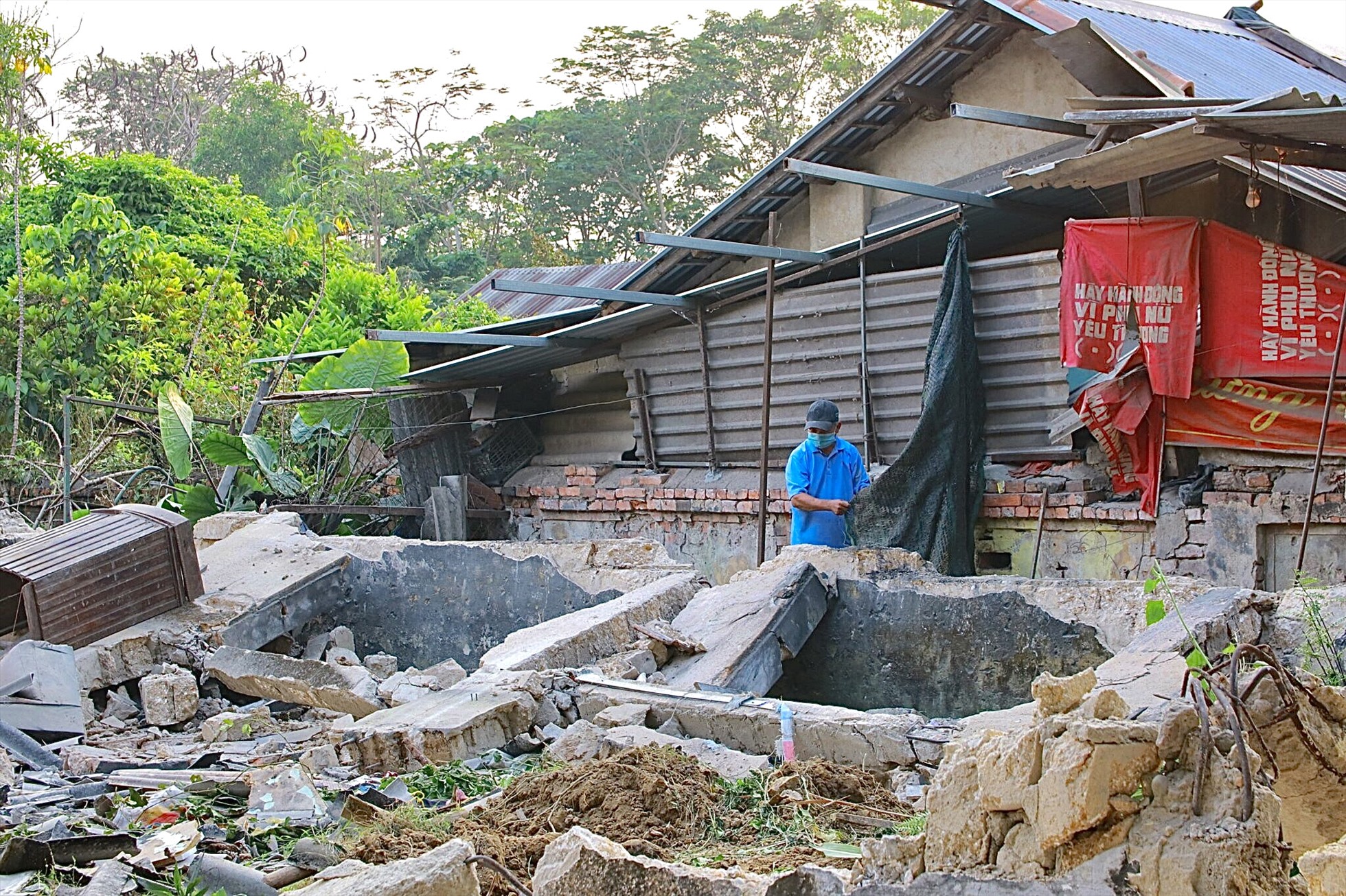 Những dãy nhà hoang trong khuôn viên lăng vua triều Nguyễn được tháo dỡ