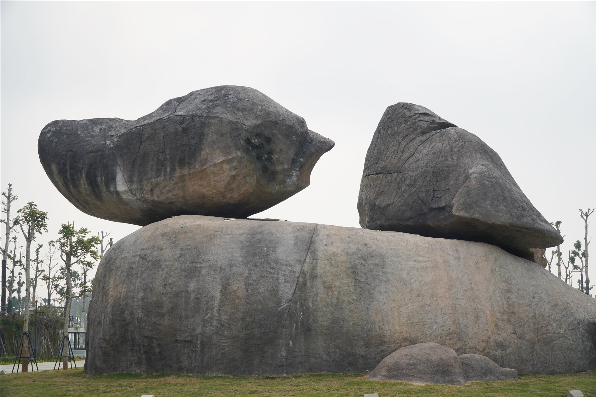 Dựng phiên bản hòn Trống Mái giống như thật ở quảng trường biển Sầm Sơn