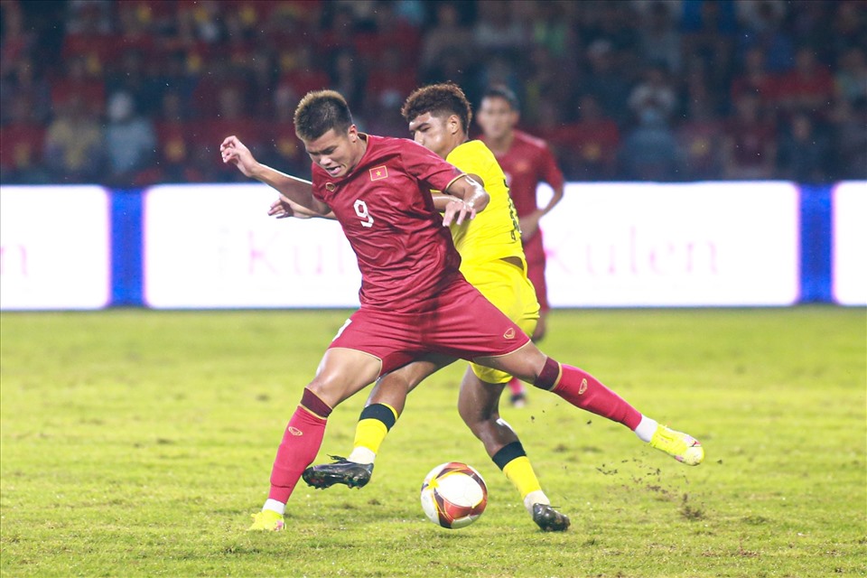 U22 Malaysia thua U22 Việt Nam với hai tấm thẻ đỏ