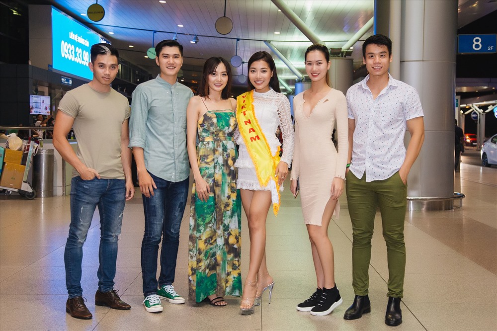 Linh Huỳnh mang cả trăm ký trang phục đi thi Hoa hậu Châu Á