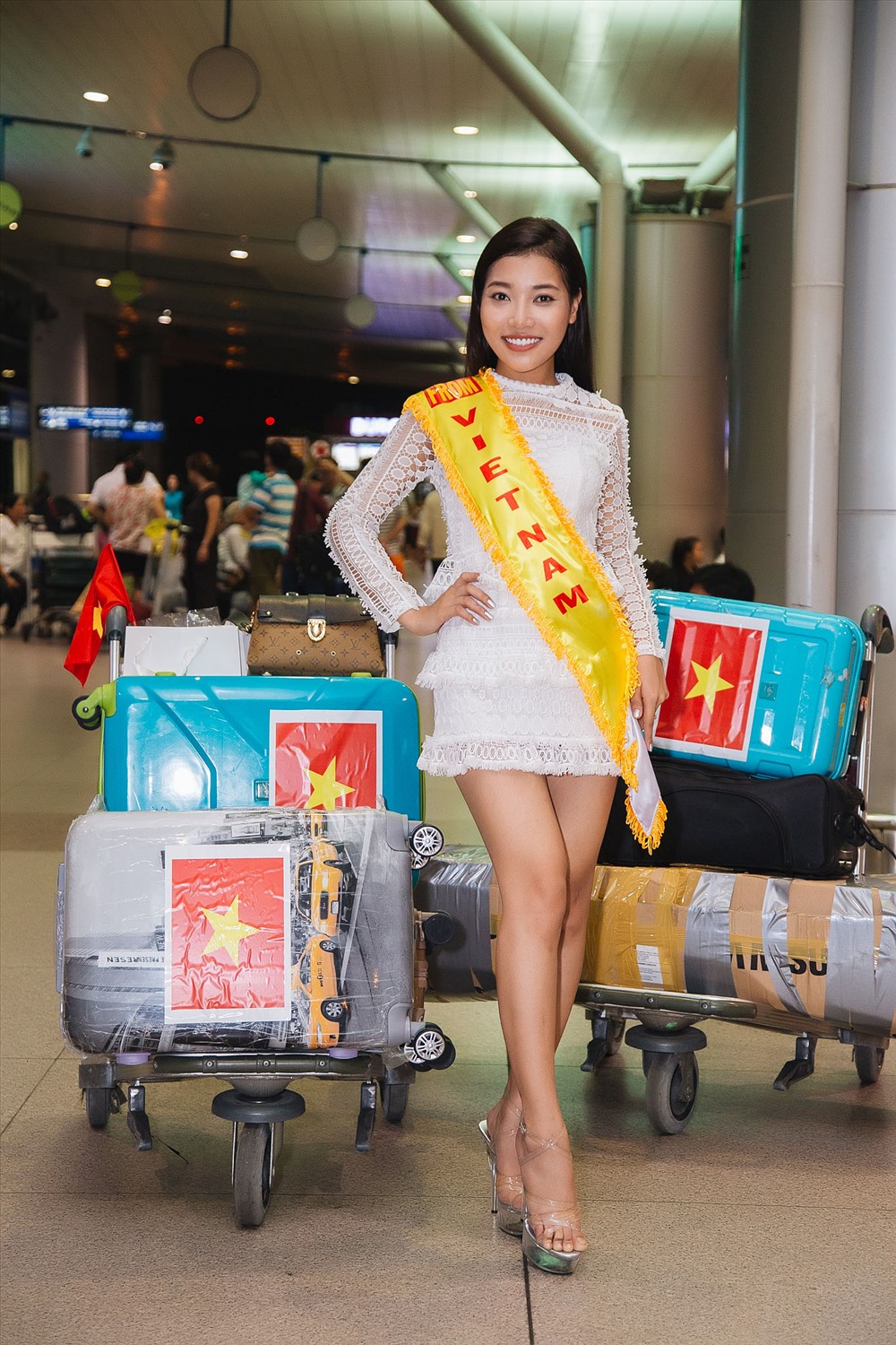 Linh Huỳnh mang cả trăm ký trang phục đi thi Hoa hậu Châu Á