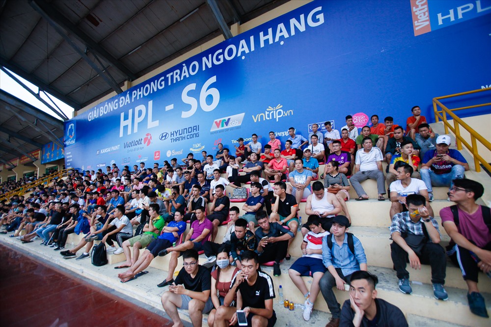 Ấn tượng: Khán giả chen chân xem "siêu kinh điển... phủi" HPL