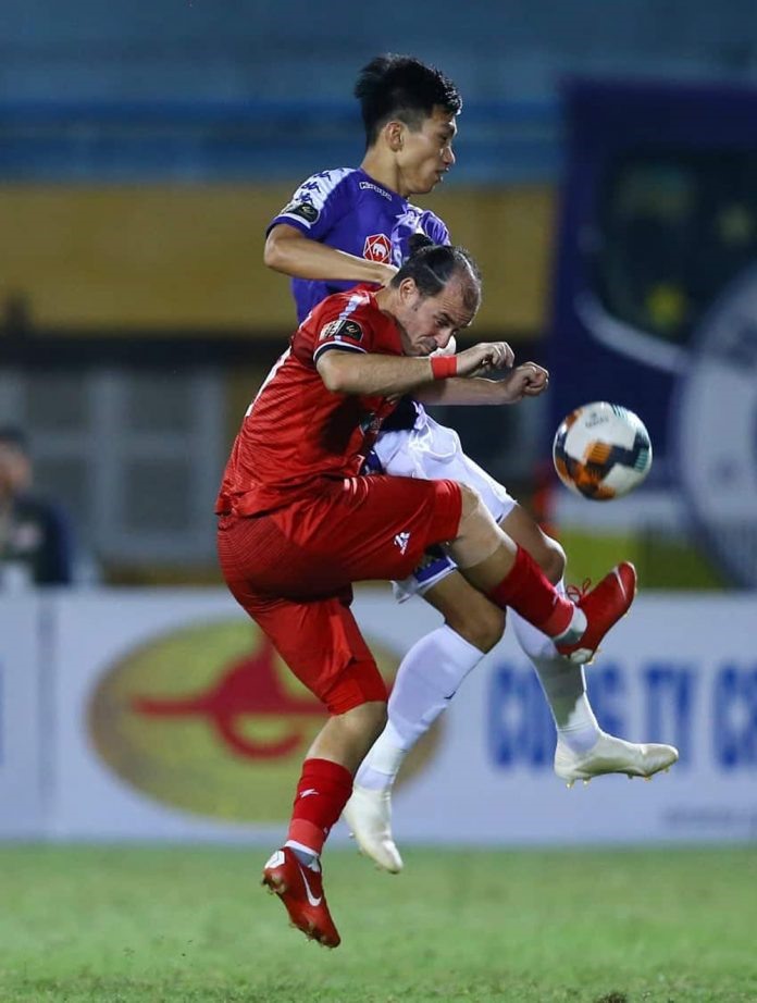 Huỳnh Kesley 40 tuổi vẫn đá và chuyện cả V.League phụ thuộc vào Tây