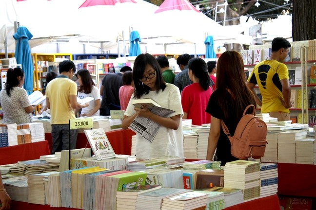 Bán sách theo cân có phải là coi thường sách?