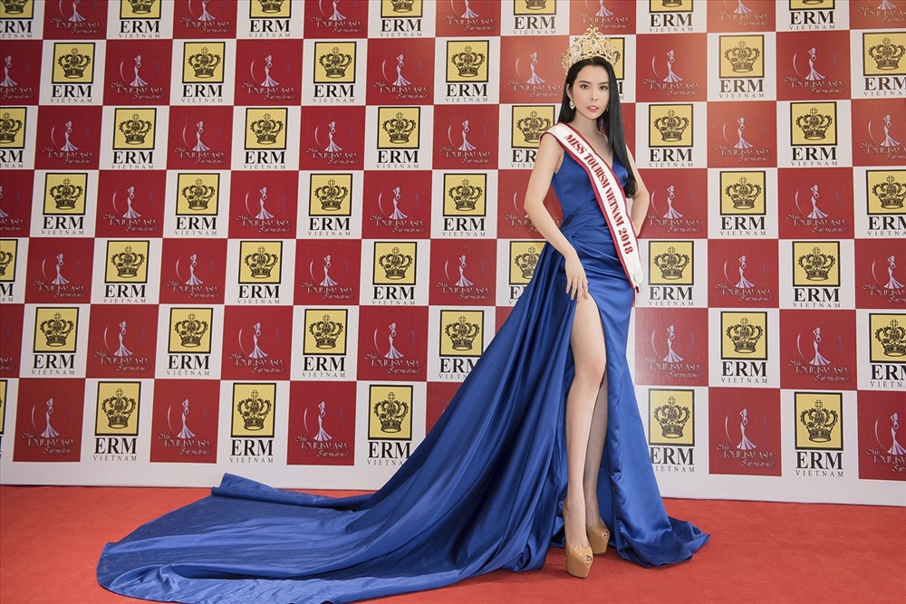 Huỳnh Vi diện trang phục nặng 20kg thi Miss Tourism Queen Worldwide 2018