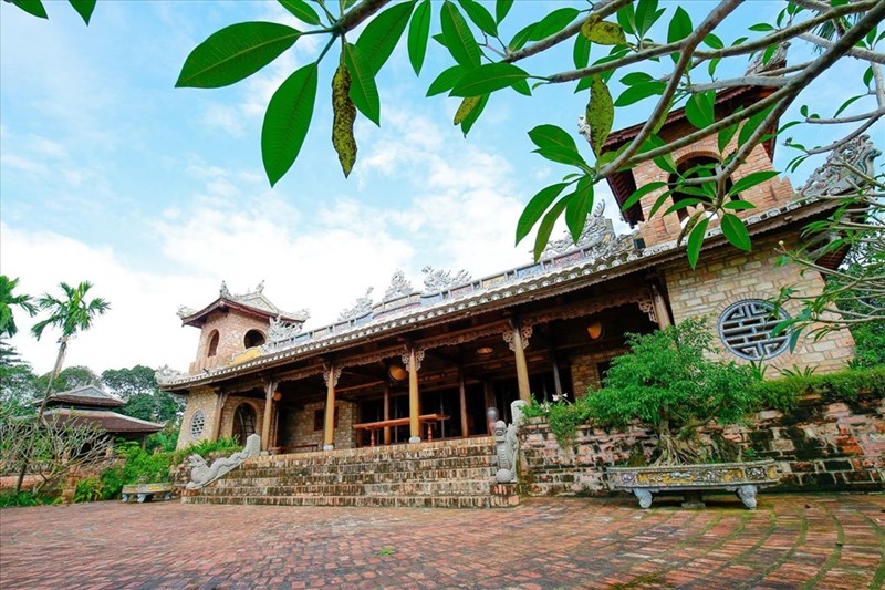 Một Bến Xuân kiêu sa, một Bến Xuân lộng lẫy...