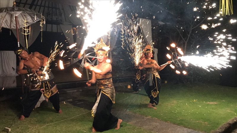 Mãn nhãn với điệu múa lửa ở Bali
