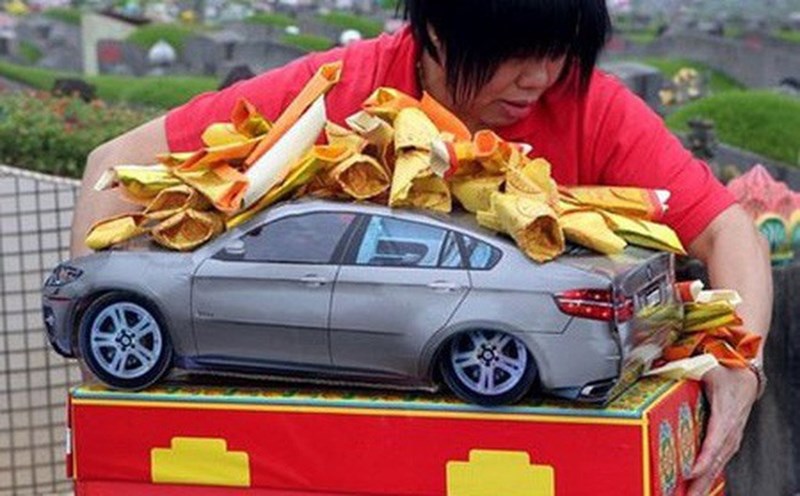 Nhà sử học Dương Trung Quốc: Bỏ tục đốt vàng mã là đúng đắn