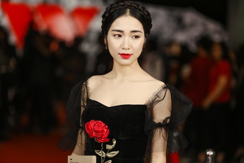 Hòa Minzy "tự thú" không rượu bia nhưng hay chửi bậy