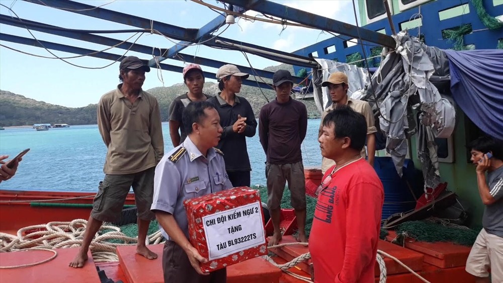 Cứu tàu cá gặp nạn trong bão