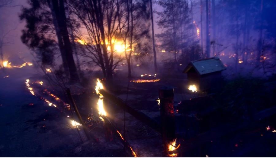 Hiện trường vụ cháy lớn tầng 10 chung cư, người dân hoảng loạn tháo chạy