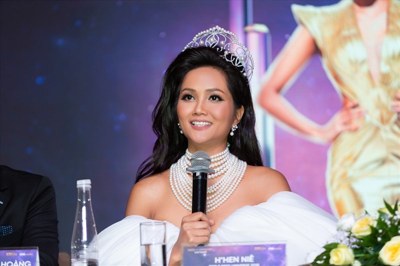 H’Hen Niê được tặng vương miện đương nhiệm vì thành tích nổi bật