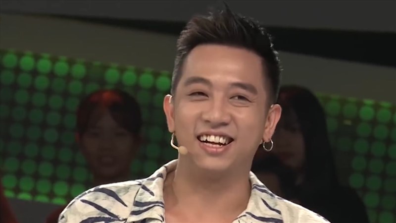 Thành viên nhóm HKT thể hiện ca khúc "đình đám" một thời