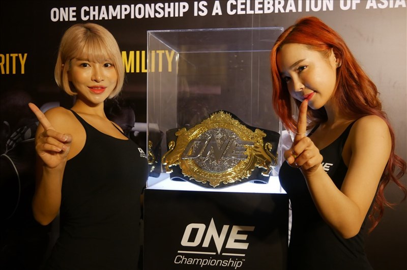 Những nàng "Ring Girl" giới thiệu ONE Championship tại TPHCM