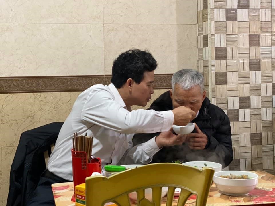 Chuyện con bón canh cho bố qua lời kể của thầy giáo Trường Kinh tế Quốc dân