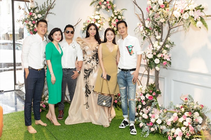 Mỹ nhân Việt dập dìu khoe sắc đầu Xuân