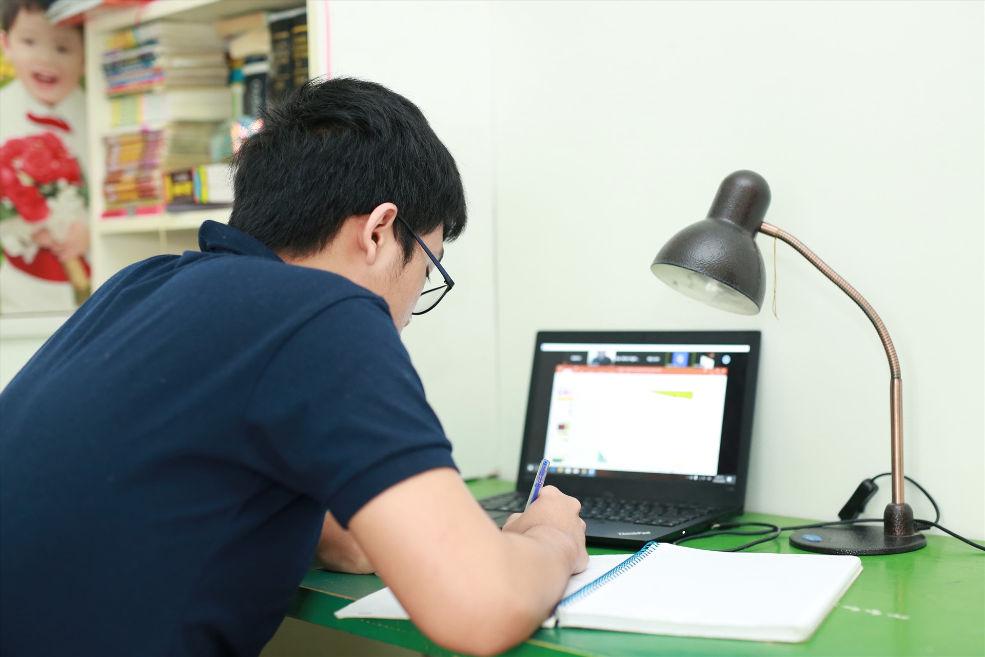 Phí dạy học online - nơi thu cao, nơi miễn phí